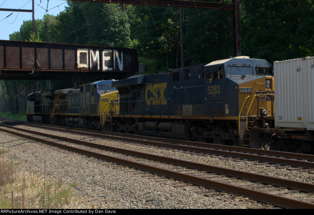 CSX ES40DC 5283 trails on Q034-20